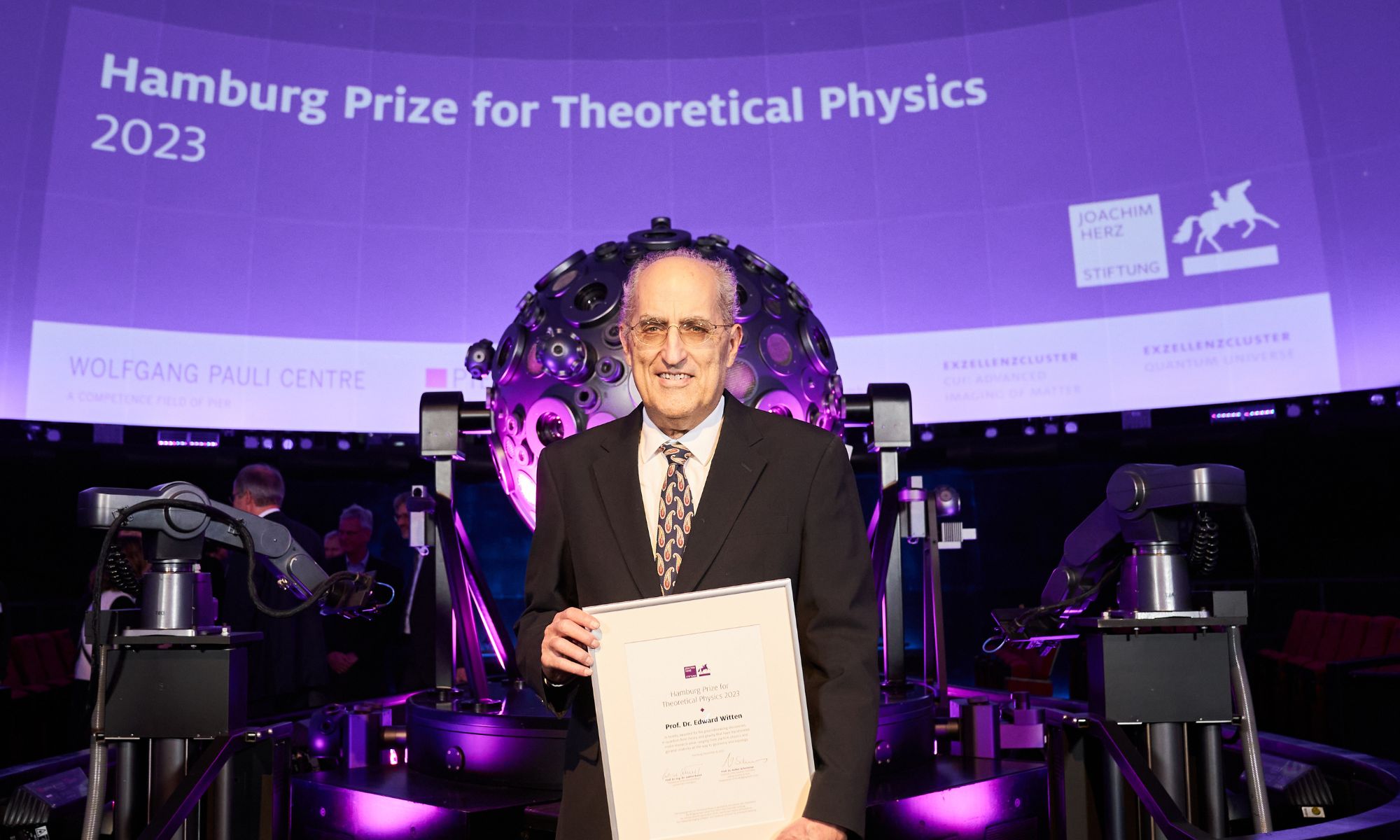 Edward Witten wins 2023 Hamburg Prize for Theoretical Physics ...